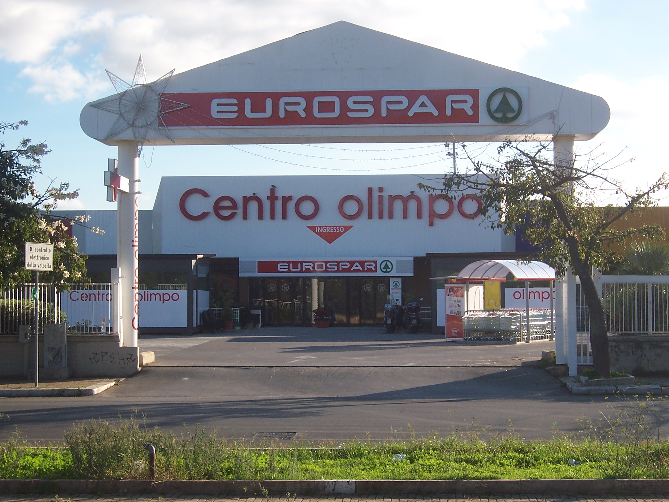 Rapina ieri sera al Centro Olimpo: "Ho visto diversi fuggire via"