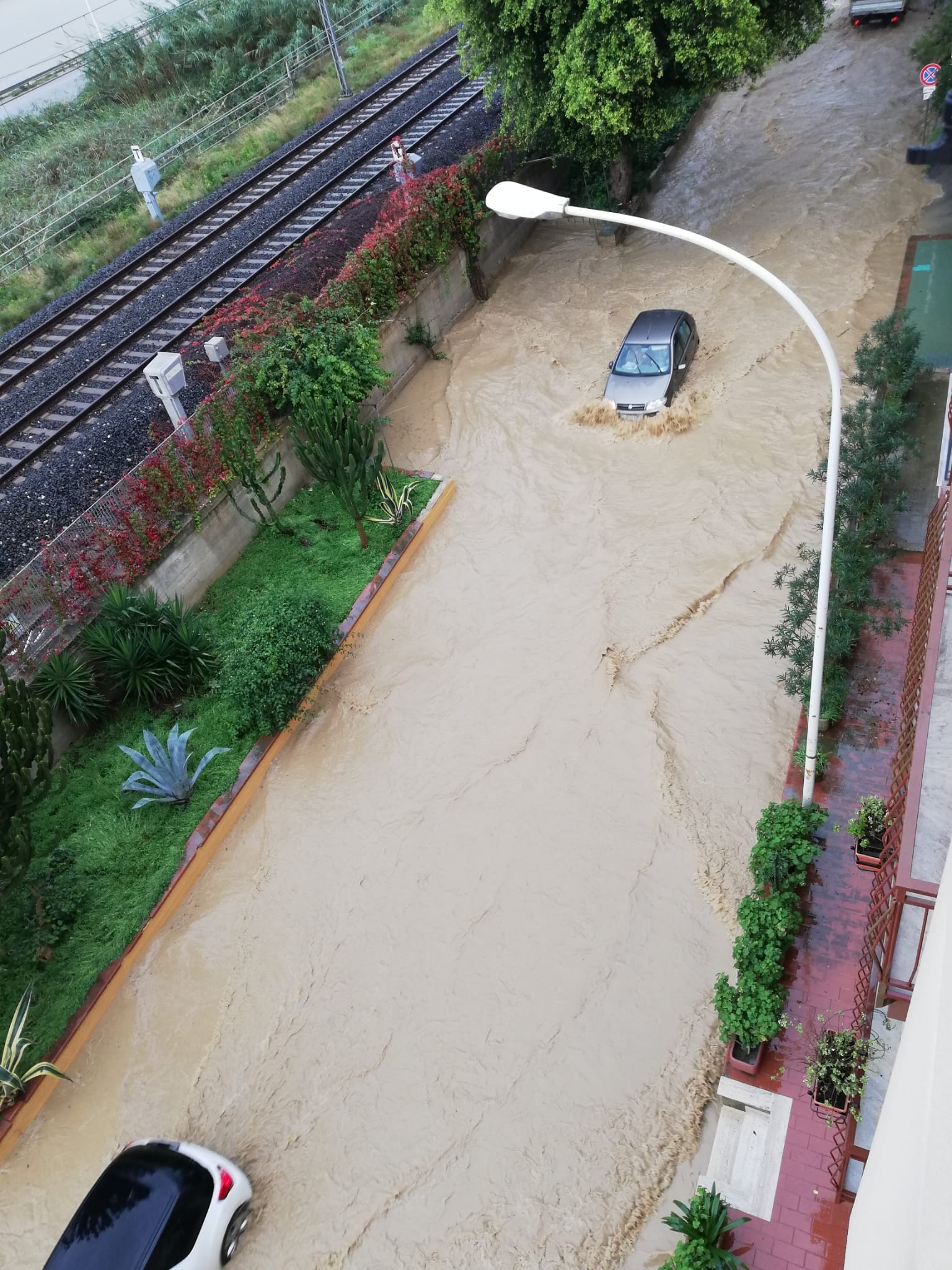 Maltempo: tromba d'aria e grandine nel Palermitano, Termini allagata