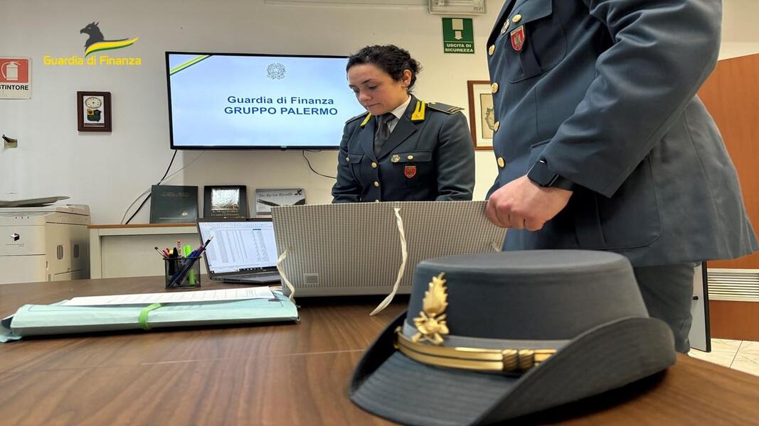 Omette per anni i suoi redditi, sequestrati rolex, gioielli e contanti ...