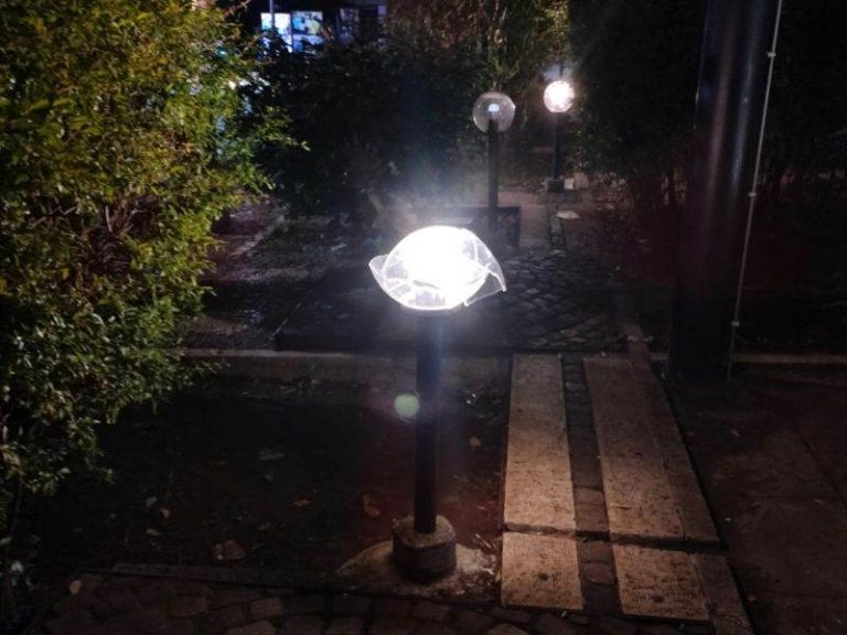 Lampione rotto in piazza Pino Puglisi, le telecamere non fermano i ...